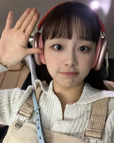 221028 Loona Chuu Instagram Update Kpopping