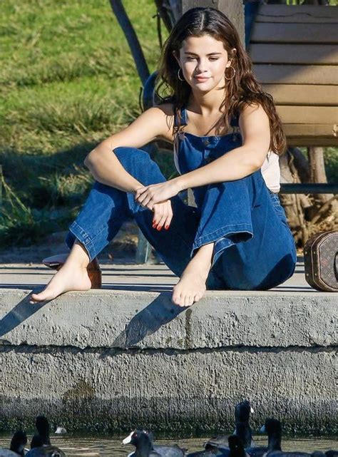 Selena Gomez Rcelebbarefoot