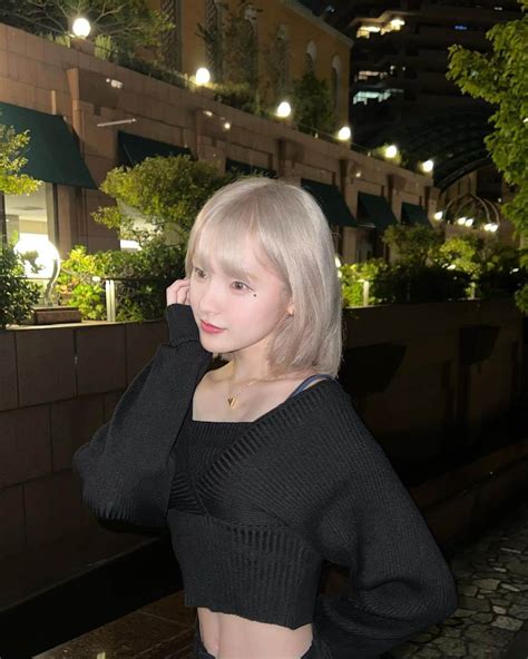 志村美希さんのインスタグラム写真 志村美希instagram「🍂 もう9月！夏終わるネ😿 秋の準備に昨日ちょっとだけ髪切ってきたヨ！ 白も注入して理想すぎるシルエット🍼🫶🏻🤍 この