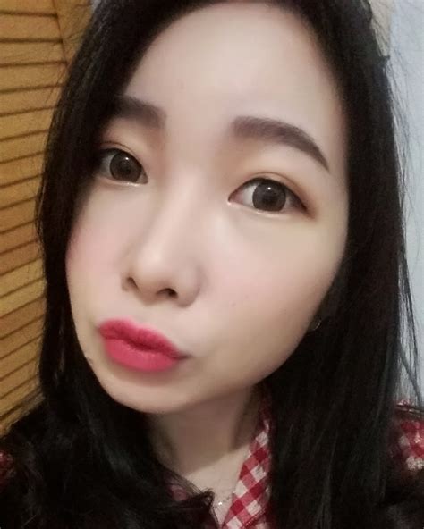 Cewek Igo Selfie Model Duck Face Dengan Bibir Monyong Selalu Cantik