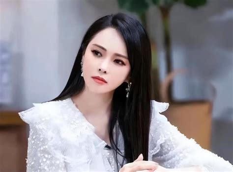 55岁伊能静晒比基尼照，脸蛋娇嫩虎背熊腰，引起网友热议财经头条新浪财经