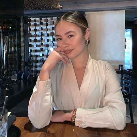 Cute And Coy Scrolller