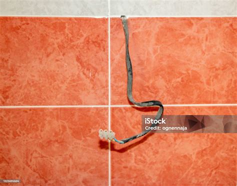 절연 와이어와 소켓 인터넷 및 전기 배선의 분기를위한 다양한 어댑터가있는 벽의 접합 상자 0명에 대한 스톡 사진 및 기타 이미지 Istock