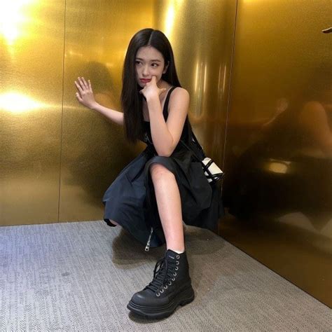 韓國女團ive成員安宥真sns發照秀美貌身材