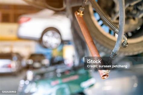 차고에서 자동차 가솔린 또는 디젤 엔진의 수정 또는 개발 기어 냉각 시스템을 위한 살롱 또는 세단 자동차에 설치하는 동안 오일 쿨러 튜브를 닫습니다 Brand Name