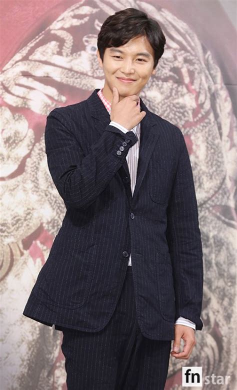 포토 연우진 ‘미소 살짝~ Fn스타