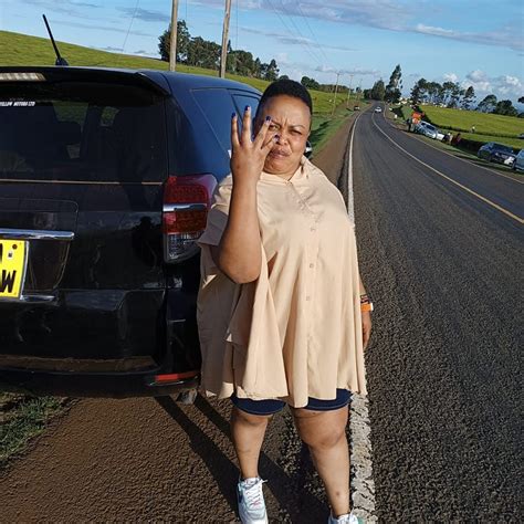 Trending Pale Facebook Huyu Ndiye Madam Alipata Beshte Yake Wakimangana Na Hubby Wake Kwa Gari