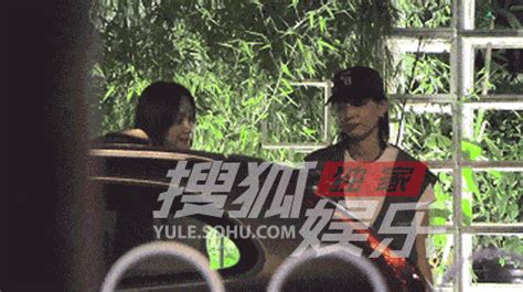 刘芸李斯丹妮聚餐太欢乐 饭后又搂又抱哈哈大笑 搜狐大视野 搜狐新闻