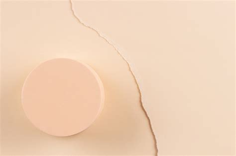 제품 프레젠테이션을 위한 빈 원형 연단 플랫폼과 파스텔 베이지색 배경에 곡선 모양의 찢어진 종이 가장자리가 있는 추상적인 트렌디한 구성 상위 뷰 0명에 대한 스톡 사진 및