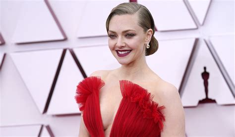 Amanda Seyfried Embodies Old Hollywood Glamour At The Oscars