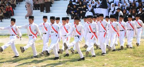 Lomba Gerak Jalan Kreasi Semarakkan Hultah Ke 88 Madrasah Nwdi Di
