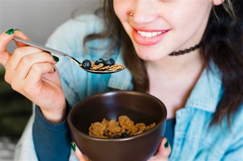 Free Photo Woman Having Cereal With Berry