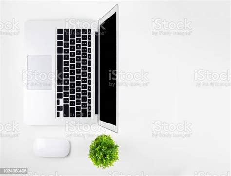 오픈 디스플레이 스크린 모니터 일기 흰색 배경 노트북 또는 Netbook 일 사무실 개념에 통신 기술에 고립 된 마우스와 노트북