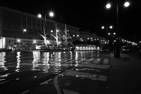 배경 화면 가로등 검은 단색화 시티 거리 도시 풍경 건축물 반사 하늘 초현실적 인 저녁 이중 노출 분위기 중심지 한밤중 전기 하부 구조