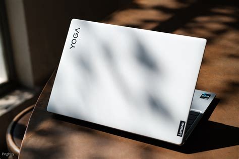 Trên tay Lenovo Yoga Slim i Carbon Gen máy đẹp chỉ g khung carbon