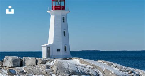 바위 위에 앉아 있는 흰색과 빨간색 등대 사진 Unsplash의 무료 핼리팩스 이미지 바위 위에 앉아 있는 흰색과 빨간색 등대 사진 Unsplash의 무료 핼리팩스 이미지