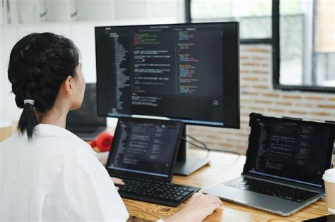 it programmierer beginnt mit der arbeit am desktop computer der