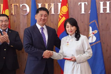 Өрхийн үйлдвэрлэлээс нутгийн брэнд үүсгэсэн Хан Хэнтийн баялаг бүтээгчийг төр үнэллээ Хүнсний