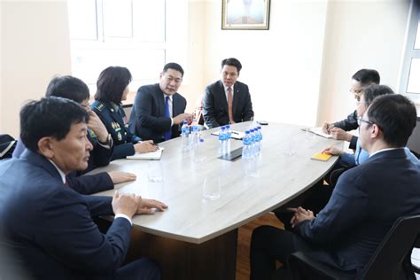 Ерөнхий сайд Л Оюун Эрдэнэ Замын Үүд хилийн боомтод ажиллаж байна