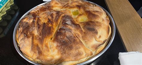 Byrek Tradicional Me Qepë Pulë E Oriz Dhe Sufle Me Bukë Djathë Dhe