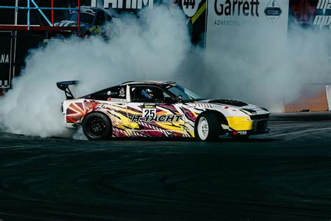 Aksi Drifting Mobil Balap Yang Meriah Di Tengah Asap · Foto Stok Gratis