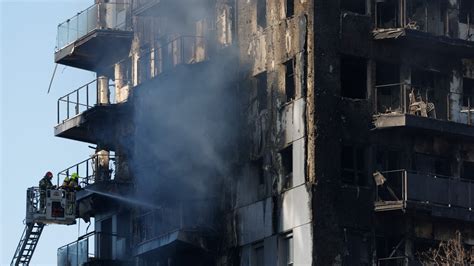 Cuerpos De Rescate Inspeccionan Edificio Incendiado En España Con Grúas