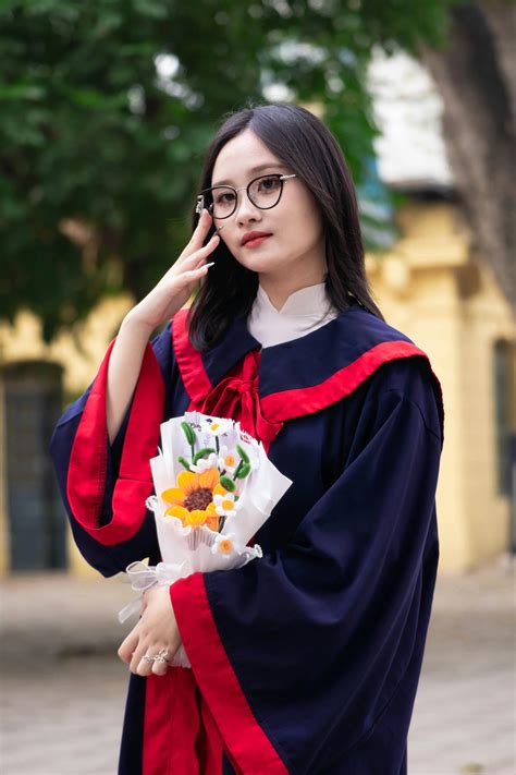 有关大专学历 大学毕业 大学毕业生 大學 女毕业生 学术成就 学术的 学术礼服 学者 學校 學生 學習 學院 帽子和