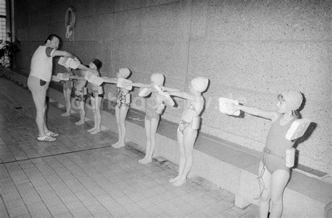 Ddr Fotoarchiv Berlin Schwimmunterricht Der Klassenstufen 2 Und 3 In