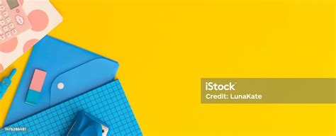 노란색 배경에 학교 문구 복사 공간이 있는 상단 뷰입니다 플랫 레이 학교 개념으로 돌아갑니다 0명에 대한 스톡 사진 및 기타 이미지 Istock