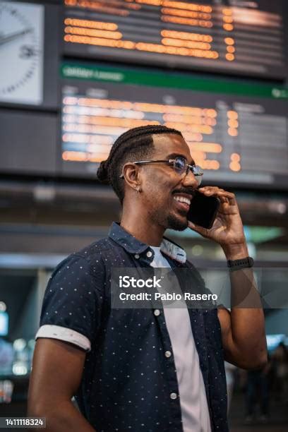 기차역에서 기다리는 동안 친구와 전화를하는 아프리카 남자 기차에 대한 스톡 사진 및 기타 이미지 기차 사람들 한 사람