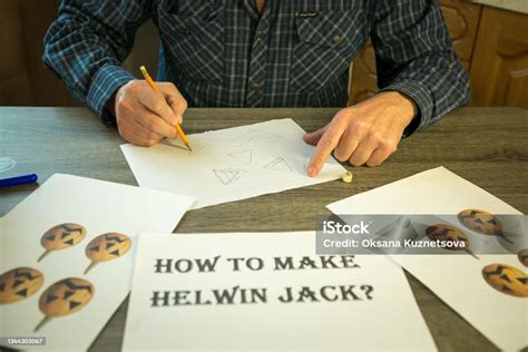 Cómo Hacer Jack Olantern En Casa Manos Masculinas Con Un Lápiz Preparando Una Plantilla Para