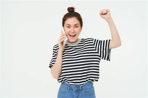 Retrato de una joven entusiasta hablando por teléfono móvil contestando llamadas telefónicas y