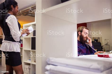 사무실새로운 프로젝트 및 비즈니스 전략에에서 공동 노동자 2명에 대한 스톡 사진 및 기타 이미지 2명 계획 기업 재무와 산업 Istock