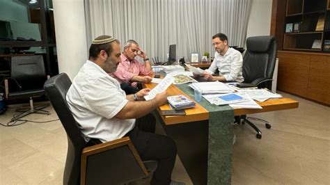 ציקי אבישר חתם על הסכם קואליציוני עם שס והציונות הדתית