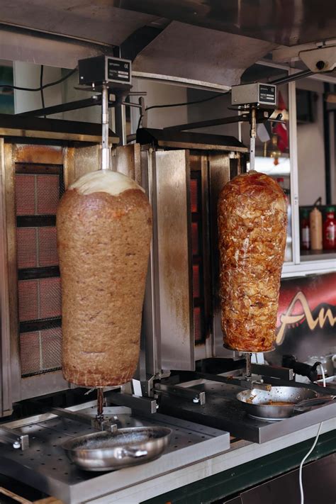 Shawarma 가스 그릴 가스 버너 가전제품 고기 그리스 사람 그릴 길거리 음식 노점상 도너 레스토랑