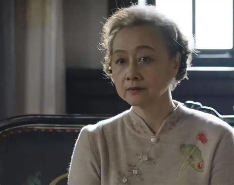 黄梅莹坎坷半生终成戏骨，与子疏远后放手，母子情为何逆转？