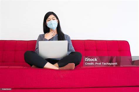 얼굴 마스크를 쓰고 피곤한 여성 그리고 추위와 두통 장시간 후 사무실 증후군의 고통은 컴퓨터에서 작업 사무실 증후군 및 건강 관리 개념 Health에 대한 스톡 사진 및