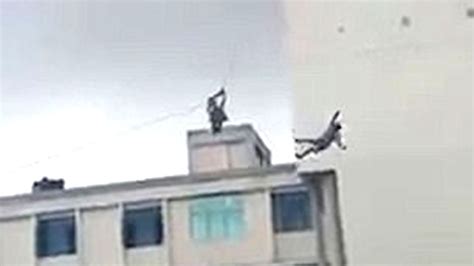 La Trágica Caída De Una Joven Alpinista Desde La Terraza De Un Edificio