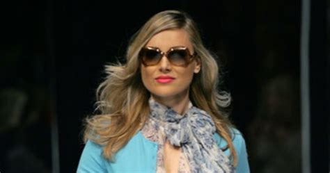 Za Duży Biust Kobieta W Interiapl