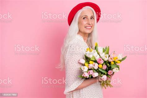 핑크 파스텔 컬러 배경에 고립 된 꽃 튤립 로맨틱 이벤트 복사 공간을 들고 꽤 쾌활한 회색 머리 할머니의 프로필 측면 보기 초상화 금발 머리에 대한 스톡 사진 및 기타