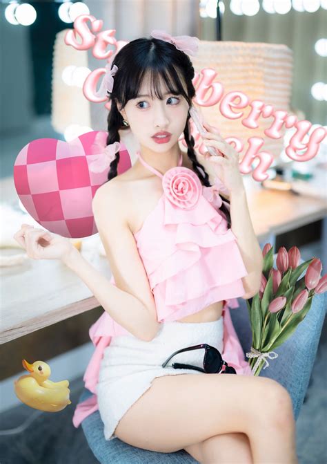 まるでポスター？ 藤川らるむ、すらり手足映える美麗ミニスカショット公開 Entame Next アイドル情報総合ニュースサイト