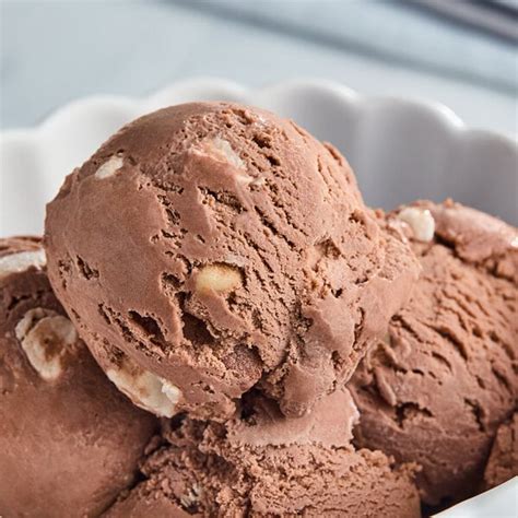 Tillamook Rocky Road Premium Ice Cream With 13 5 Butterfat 3 Gallon