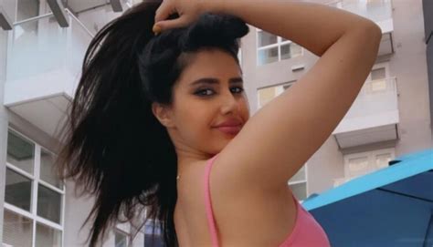 السعودية موديل آش تبيع جسدها مقابل إعلان والجمهور غاضب رويترد عربي