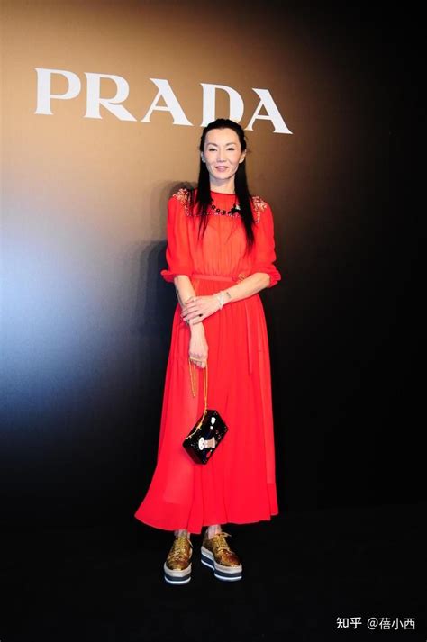 张曼玉虽到了大婶的年纪，但骨感身材自带高级感，穿红裙气质惊艳 知乎