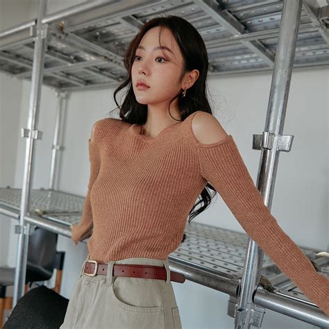 모빈 골지 오픈 숄더 니트 겨울가을긴팔잔골지라운드넥오프숄더연말룩데이트룩 에이블리