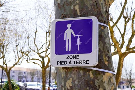 Zone Pied à Terre Panneau De Signalisation En Français Signifie Pied