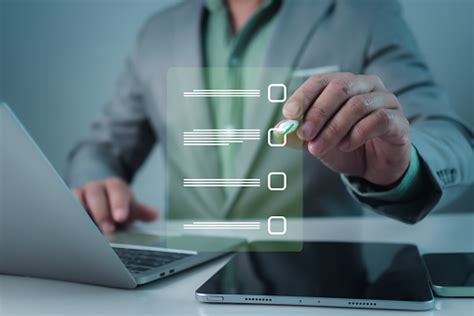 노트북 및 태블릿 생산성 체크리스트를 작성하고 온라인으로 설문 조사 양식을 작성하는 사업가 문서 관리 시스템 Dms 평가 양식 설문지 체크리스트 및 클립보드 작업 관리 검사