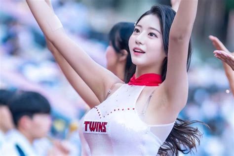 맥심 완판녀 김이서 유니폼 입은 채 물벼락영상 공개 나무뉴스