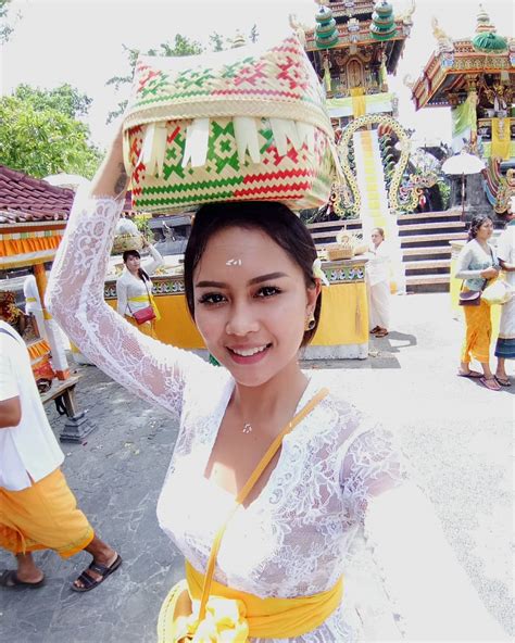 Koleksi Cewek Cantik Asal Bali yang sempat Viral dengan Video Panas - ReRe Cantik