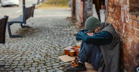 Homeless Man Overwhelmed After Strangers Kind Gesture On Street